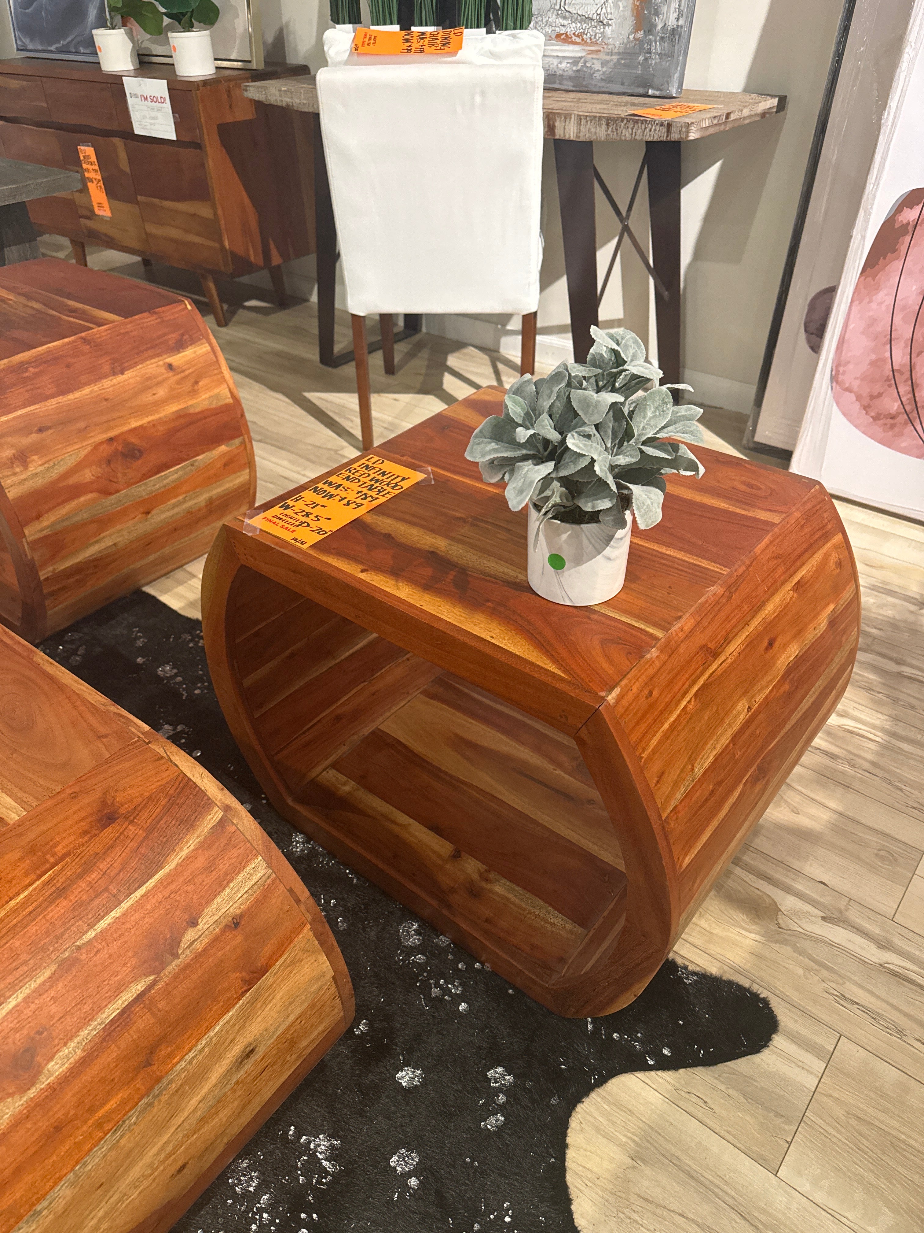 Story steals infinity end table